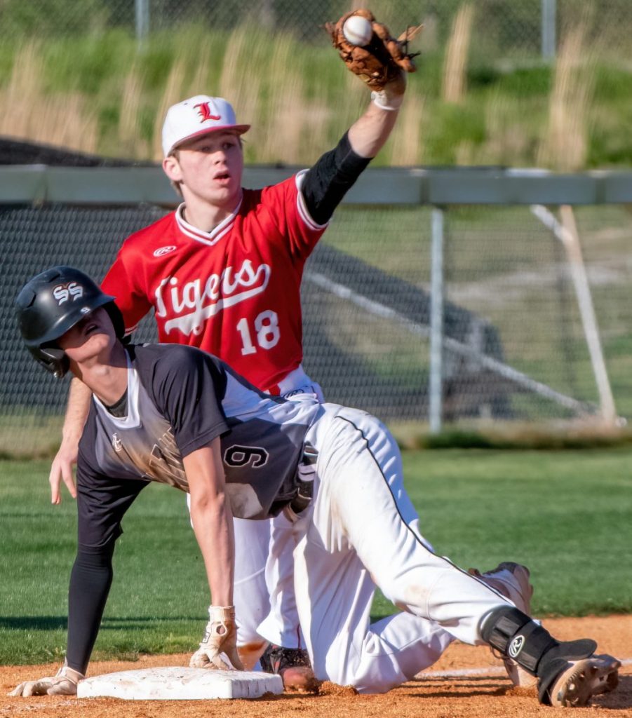 Lexington Tigers Beat Mustangs on Senior Night – Lexington Progress